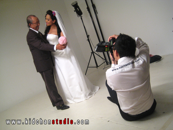 Starring Datuk Aziz Satar, Vaneeda Imran, Samzy and Kid Chan as himself ...